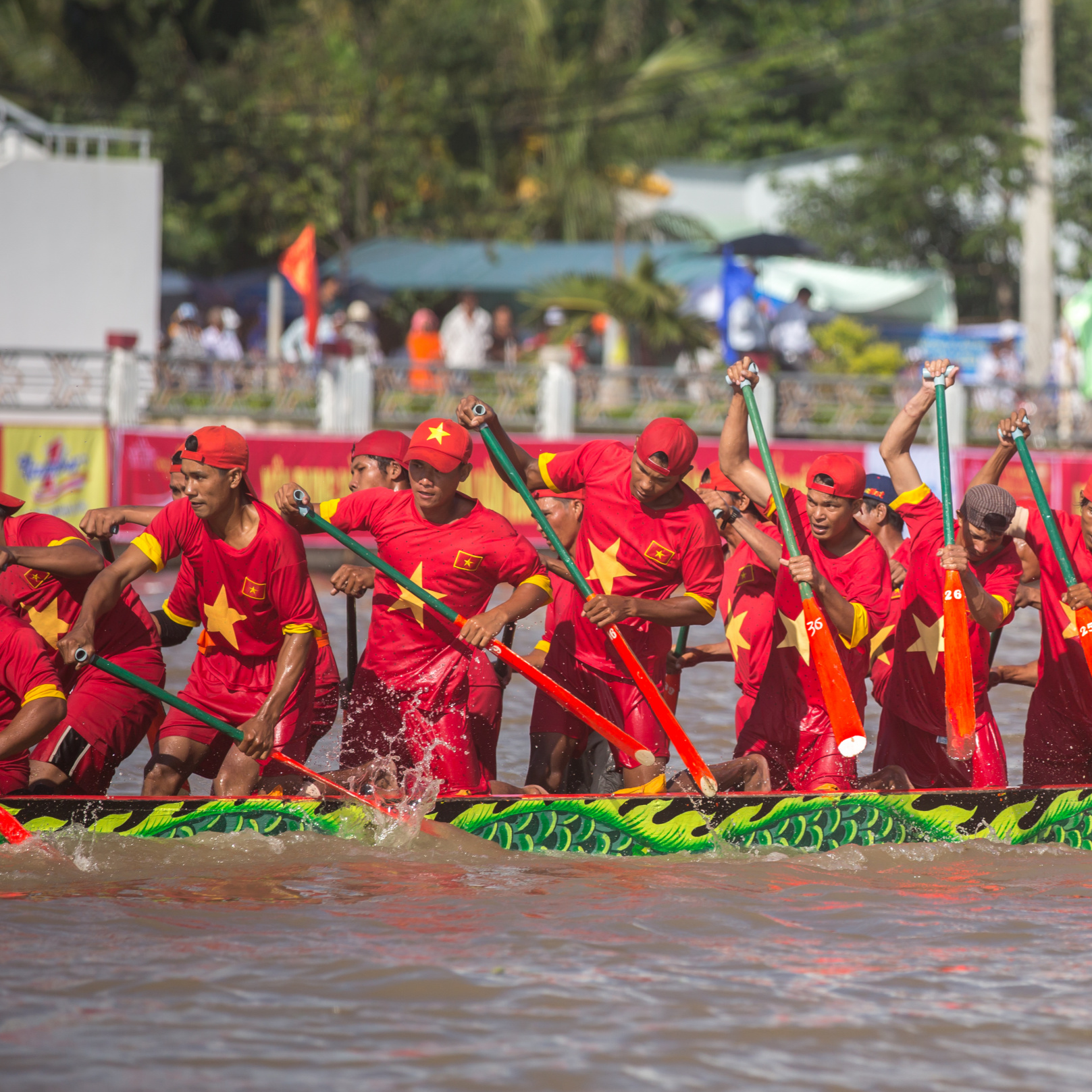 Ghe Ngo BoatRace | Southeast Asia Travel